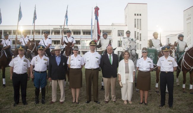 Policía Federal Argentina y Carabineros de Chile realizan una acrobacia ...