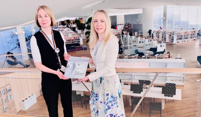 Entrega de Enciclopedia sobre Antártica de INACH a la Biblioteca ...