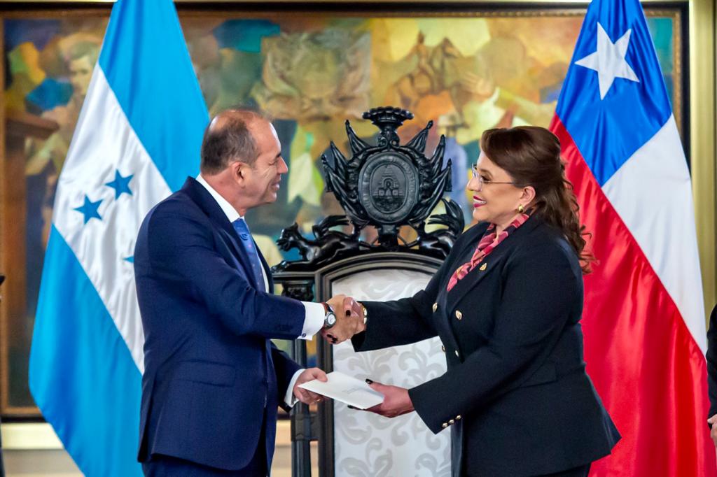 Nuevo Embajador de Chile en Honduras presenta Cartas Credenciales ante la Presidenta Castro ...