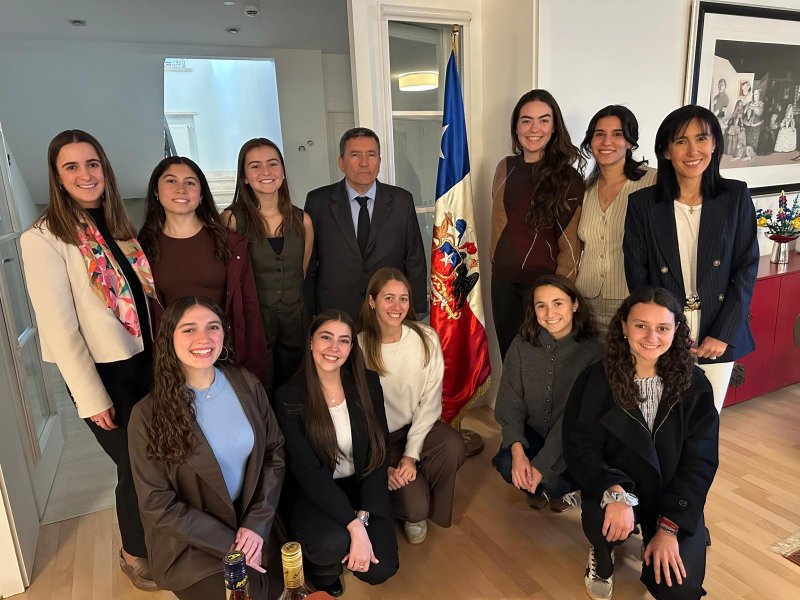 Estudiantes de Ingeniería Comercial de la Pontificia Universidad ...