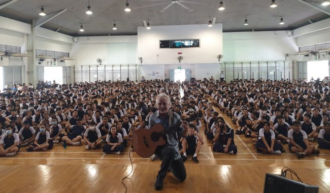 Músico Chileno Andrés Godoy comienza su gira por Asia en Singapur ...